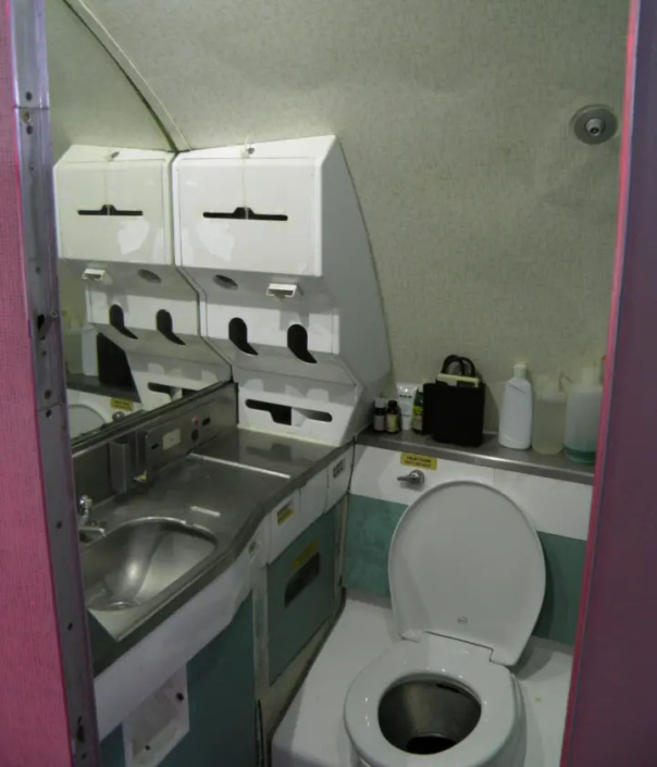 The not-so-glamourous life of a flight engineer : Air Facts Journal